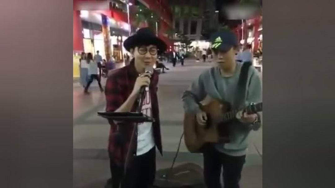 林俊杰街上偶遇粉丝唱自己的歌,调皮的他上去跟粉丝合作唱歌