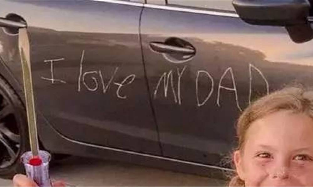 学生因贪玩,砸了一辆轿车,车主直接进行殴打,并强迫他跪下道歉