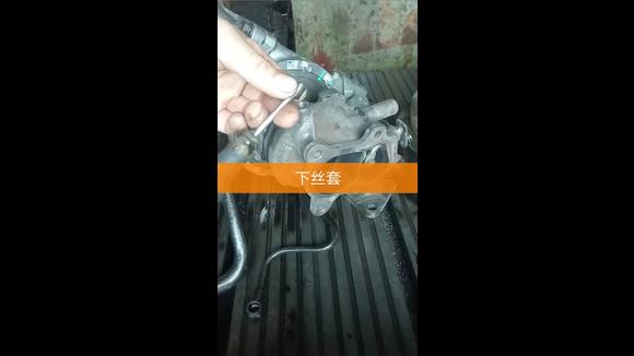 一字螺丝刀改的钢丝螺套安装扳手,师傅技术ߐ�ߑ�ߑ�ߑ�ߑ