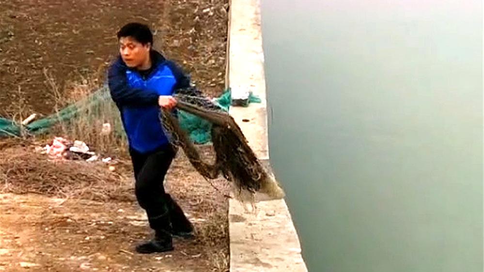 别人是撒网,大哥你是“撒人”啊,下一秒原谅我不厚道的笑出声!