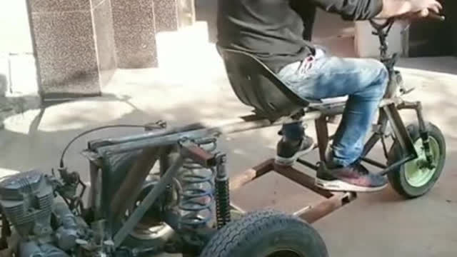 农村大爷自制的小车,配置方面先不说,这外观一看就很唬人!