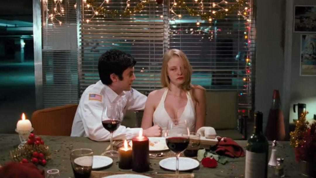 男子因为太孤单绑架女主管,献殷勤照顾后,开始图谋不轨