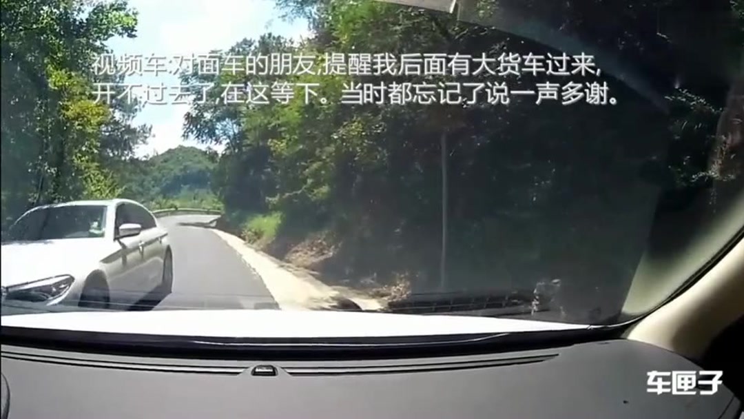 白色大众凌度车主素质有待提高, 不知道阻挡救护车对他有什么好处