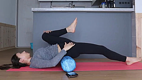 骑在圆柱工具上滚动燃脂,爆燃脂肪塑形体式,注意腰部不要太用力