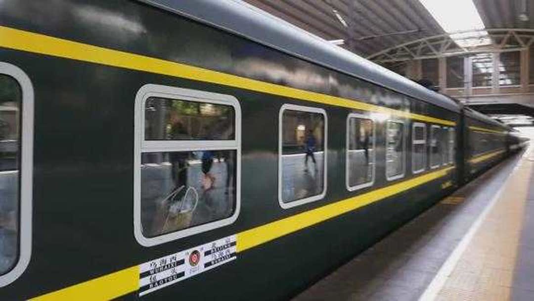 实拍旅客列车进站