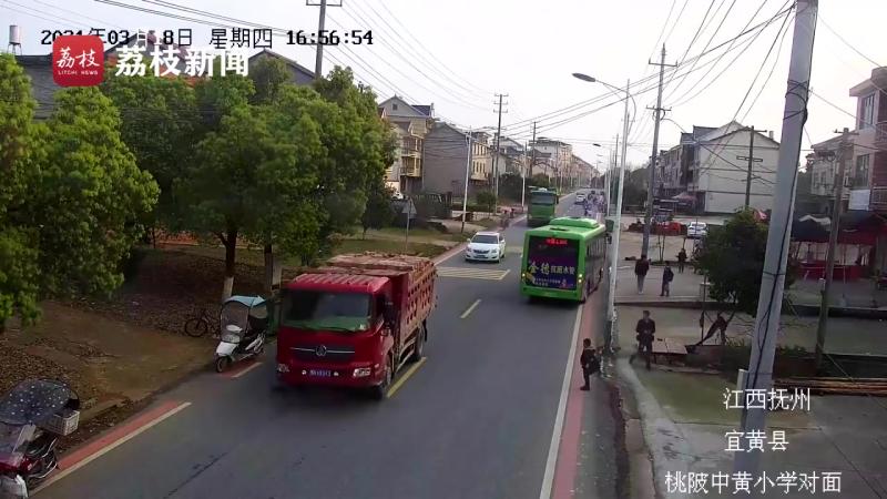 【悲剧!小学生飞奔过马路被撞身亡[流泪]】近日,江西抚州某小学门口,...