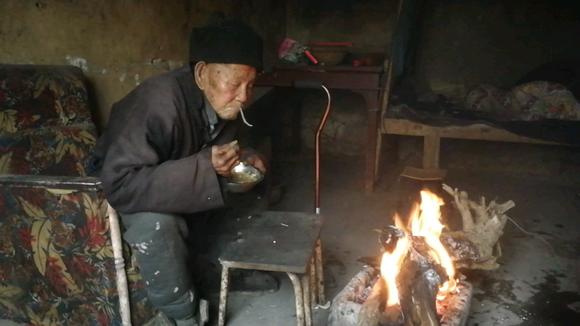 农村老人马上100岁,80岁儿子每天都陪伴着