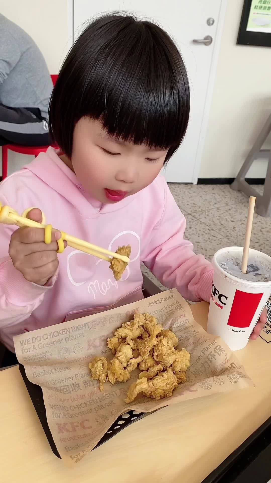 这个儿童筷子真不错!一秒学会使用,宝宝吃饭吃菜也方便多了,解放妈妈.
