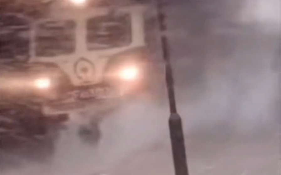 佳木斯火车驶过掀起巨大雪浪 网友:还以为在拍流浪地球