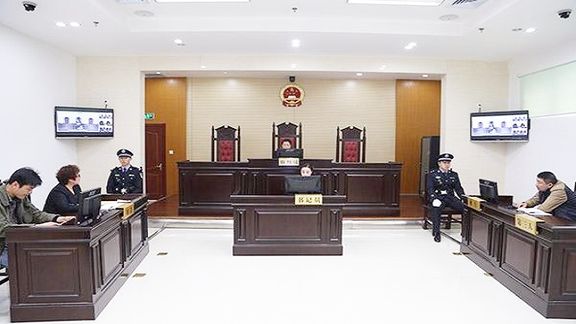 离婚诉讼中,法院的庭审程序是怎样的?有哪些注意事项?