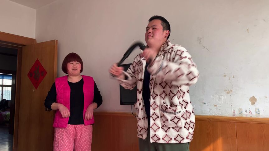 握力棒“拉力赛”,老妈和妹妹累坏了,小辉:在我眼里这都不是事