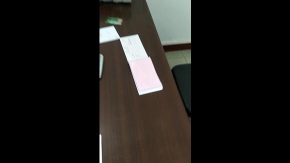 襄阳市路灯管理处开没有公章的收据,居民质疑,不给居民充电费