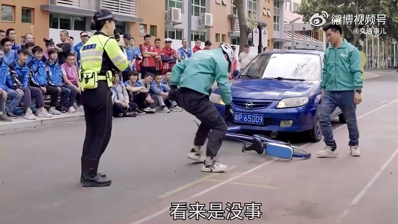广州交警硬核宣传交通安全,特技演员把学生们都看呆了