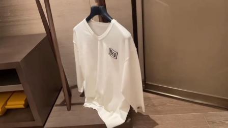 ...模特实拍图片早秋小香中古V领中长款毛衣黑白粉蓝杏五色尺寸S.mp4