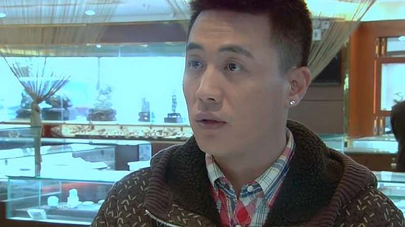小伙挑一款翡翠送给女友,销售员说出价格后,他的反应亮了