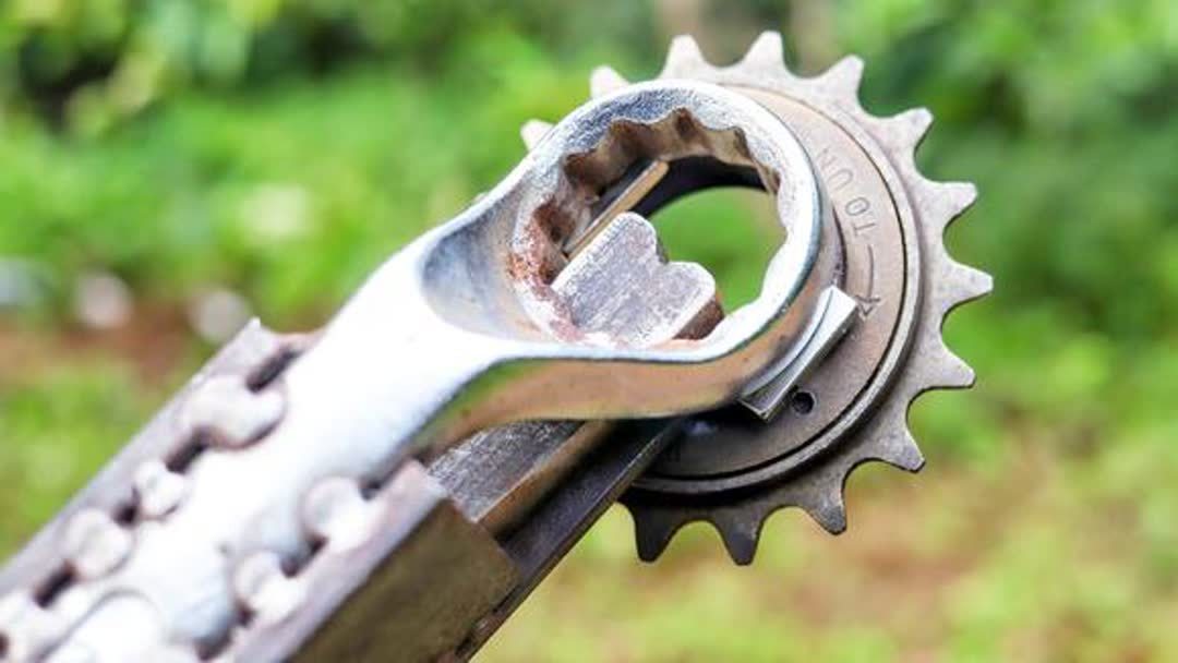 小伙用自行车飞轮发明创意工具,简单实用,机修师傅推荐人手一把