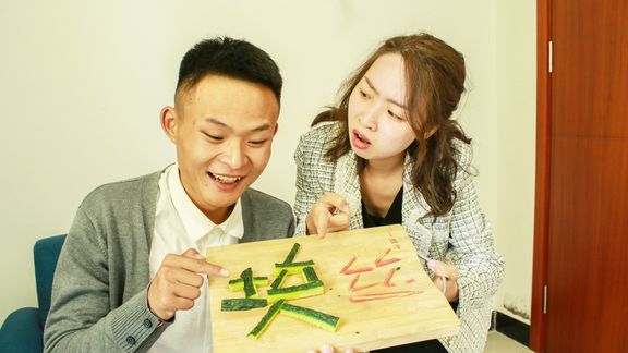 老婆让老公把黄瓜切块,二货老公理解错误,切了一个“块”字