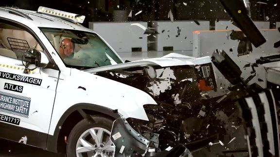 大众途昂正面碰撞测试,电瓶都撞飞了!