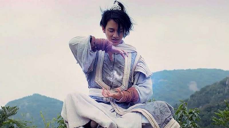 小伙被个老人选中,不仅得到一把绝世宝刀,还成为了一名修仙者!