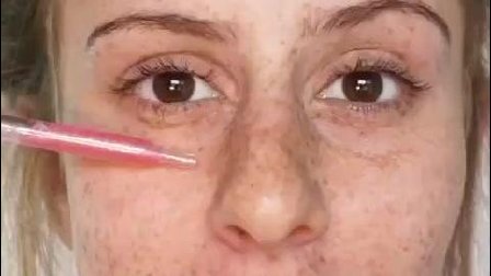 美妆博主亲身实践, 论化妆的重要性, 遮瑕就像刷墙, 表示屌丝都无法接受