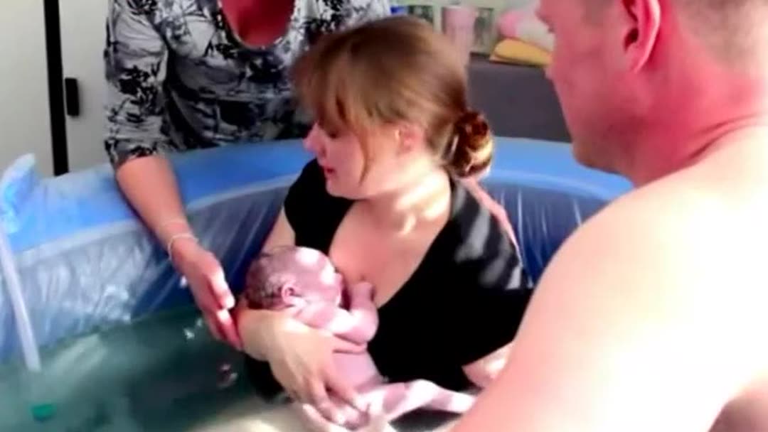 看国外孕妈怎样自己在家水中分娩