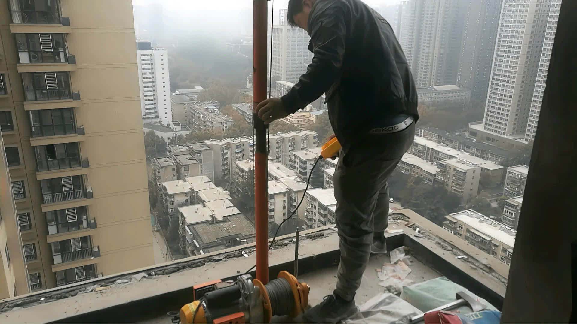 高空作业确实不易,大成全程不敢搭话,工人没系安全带真操心