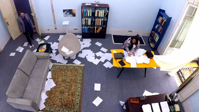 实习生第一天上班,文件却被大风吹飞?老板:不想干直说