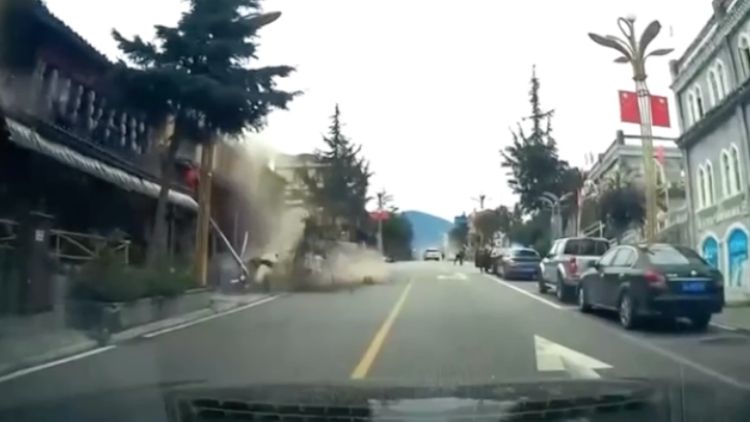 行车记录仪录下泸定地震发生惊险瞬间 汽车、树木不停摇晃
