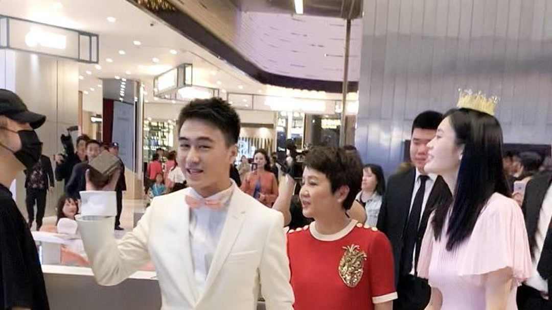 在否认奚梦瑶怀上了二胎后,何猷君设施也涉嫌倾覆