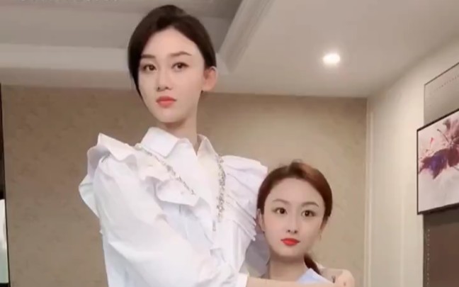 美女车模 张芮尔 黄会赢 妥妥的俩逗逗