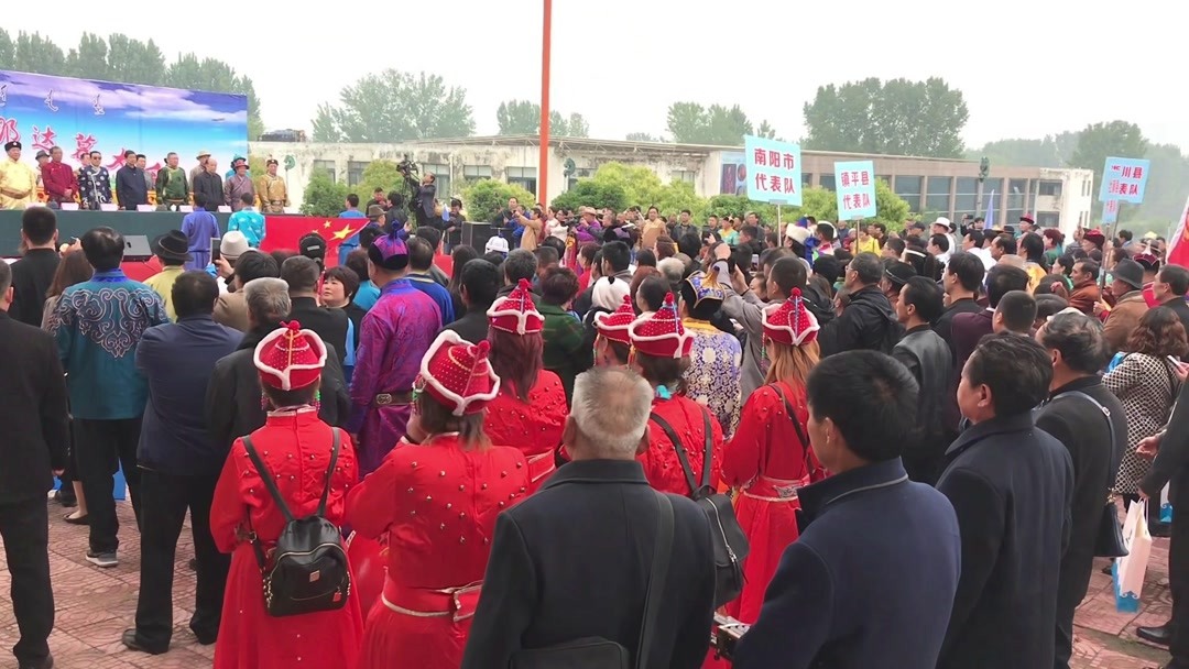 中原地区首届蒙古族那达慕盛会,吸引很多蒙古同胞参加,非常隆
