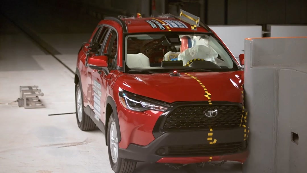 2022款丰田卡罗拉锐放碰撞测试，了解安全性能后，买不买做个参考
