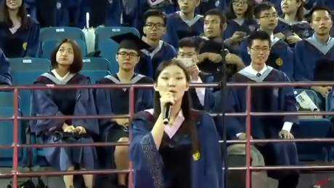 北京大学研究生毕业典礼,美女学霸一展歌喉,瞬间点燃全场!