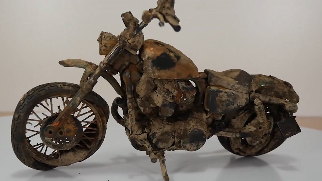 生锈破损哈雷摩托车模型,经过大神的修复焕然一新。