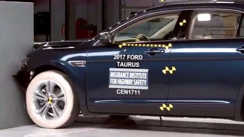 福特金牛座碰撞测试,A柱变形也阻挡不了我前进的脚步