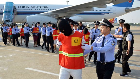 打击电信网络诈骗 61名嫌犯被从柬埔寨押解回国