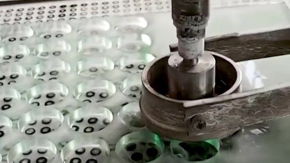 这么多玻璃片是准备做什么 #电钻 #玻璃 #加工 #水钻打孔