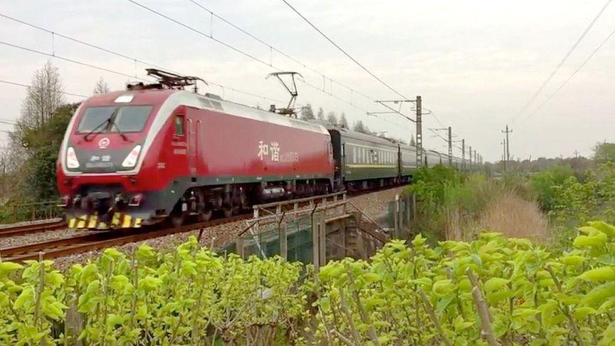 全程16小时信阳至上海南 HXD1D牵引K752次列车快速通过沪杭段