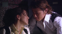 美女腹部中枪身亡,男子抱着美女伤心欲绝,画面真的很悲伤
