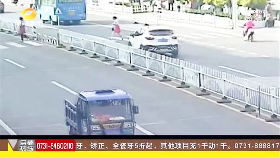 礼让行人!斑马线前发生多起不礼让行为 行人被撞飞