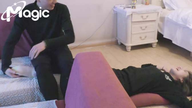 女生懒惰,被男友挠脚心强迫运动