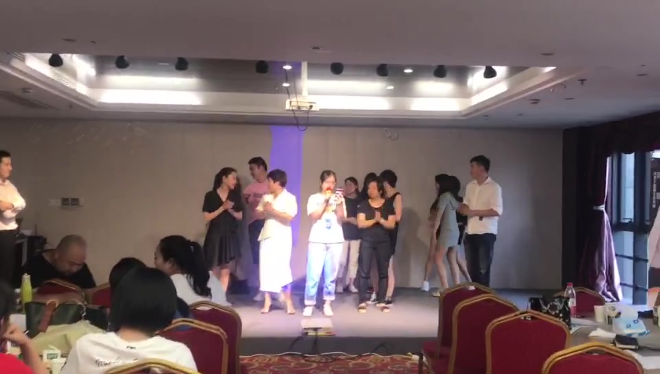货播播 微商团队长背后的商业直播模式,无数人都为之惊叹!