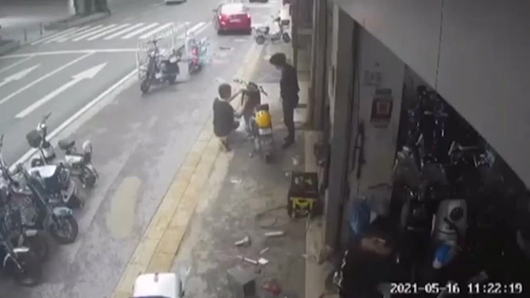 维修中电瓶车突然爆燃,路人持干粉灭火器却迟迟灭不了,消防支招