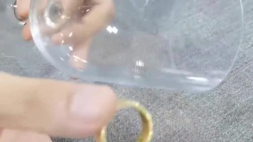 金戒指穿进玻璃杯,戒指没有任何缺口,不知道魔术师是怎么做到的!