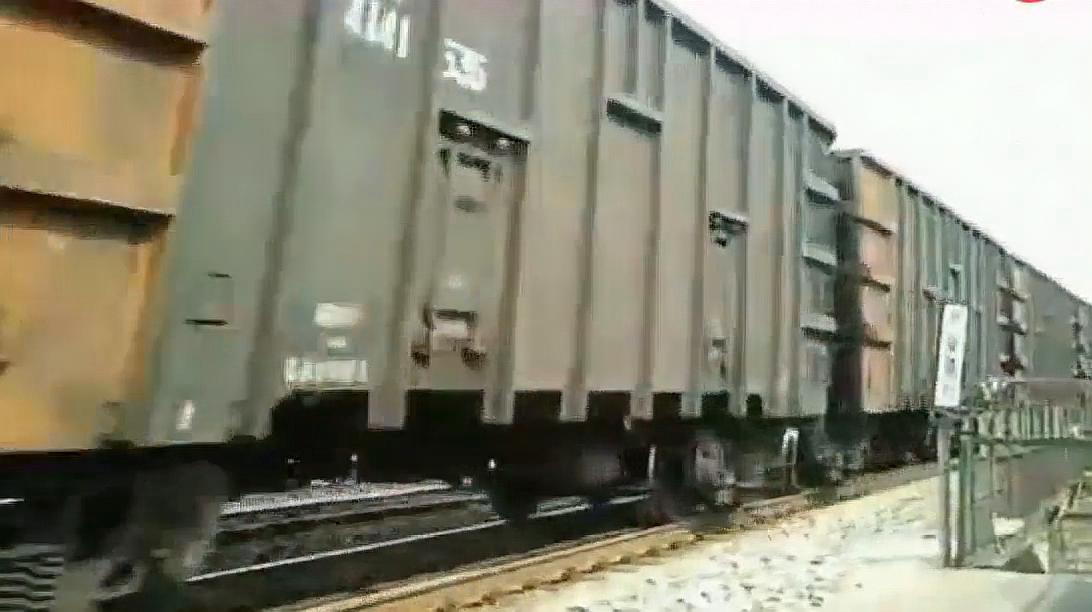 万吨重载火车从大秦铁路呼啸而过,这车身也太长了,得运多少东西