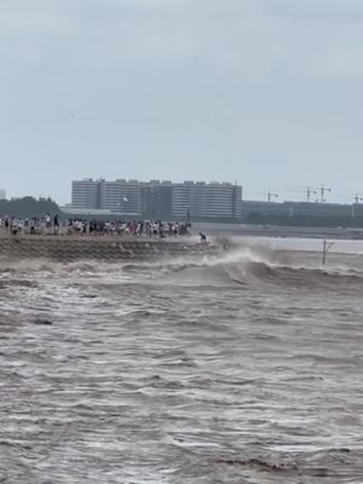 潮水很壮观,观潮需谨慎 一直在宣传普及潮水的危险性,每次总有几个不...