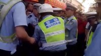 多名交警围殴一名当事人 遭围观 泰安的交警