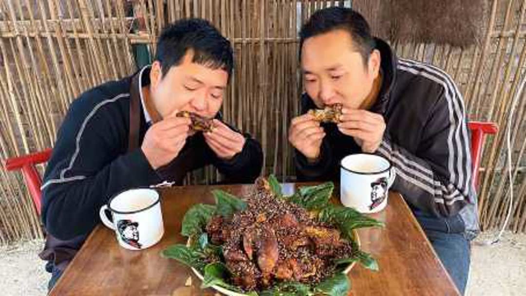 下酒硬菜“酥炸猪脚”,口感酥脆,香而不腻,边啃边喝,看馋了