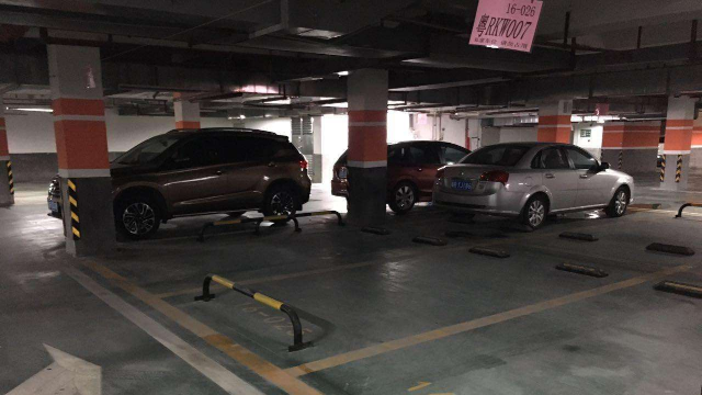 买车位时小心这几个坑,跳进去可就出不来了,车主切记