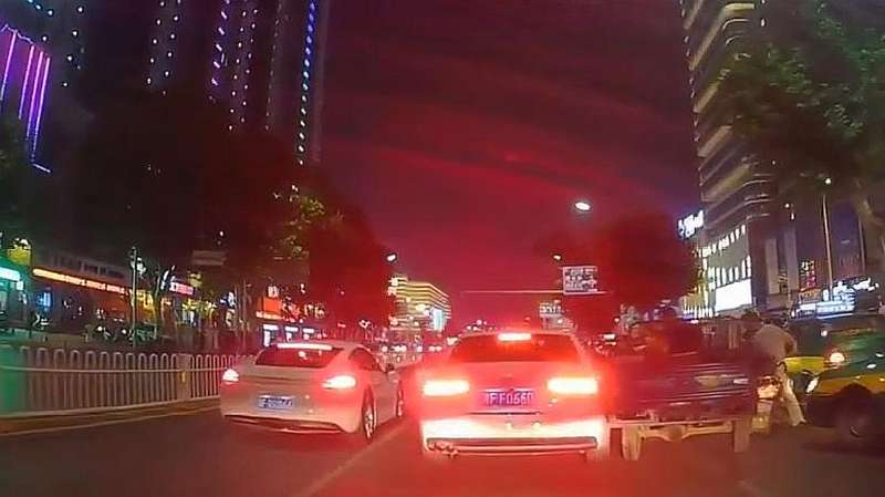 倒车能跑这么远?还能撞车?